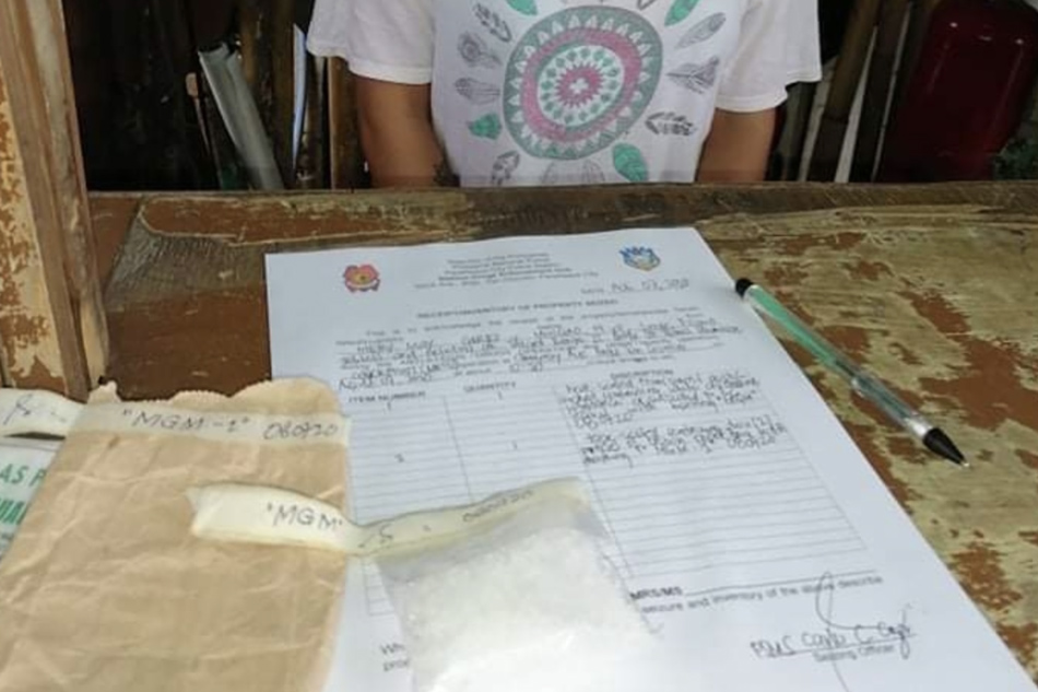 19 anyos na sinita dahil walang face mask, huli sa dala umanong droga ... 19 anyos na sinita dahil walang face mask, huli sa dala umanong droga ...