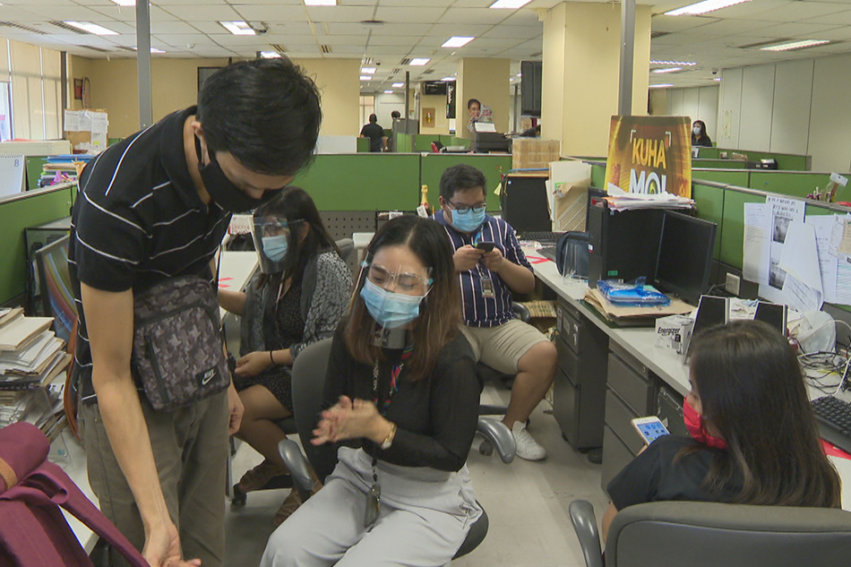 ABS-CBN employees na na-retrench bumalik ng opisina para magpaalam ... ABS-CBN employees na na-retrench bumalik ng opisina para magpaalam ...