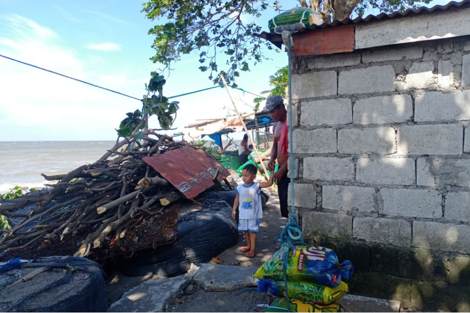 Kahit mataas ang araw, ramdam sa Tanza ang nagbabadyang malakas na ... Kahit mataas ang araw, ramdam sa Tanza ang nagbabadyang malakas na ...