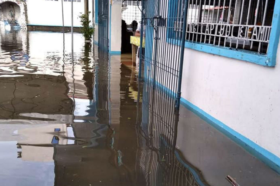 Simbahan sa Leyte town binaha; mga deboto tuloy sa pagdalo sa misa ... Simbahan sa Leyte town binaha; mga deboto tuloy sa pagdalo sa misa ...
