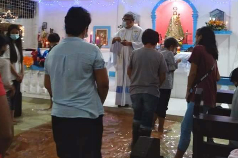 Simbahan sa Leyte town binaha; mga deboto tuloy sa pagdalo sa misa ... Simbahan sa Leyte town binaha; mga deboto tuloy sa pagdalo sa misa ...