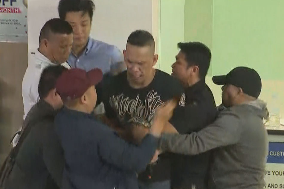 Suspek sa hostage-taking sa Greenhills, hawak na ng mga pulis | ABS-CBN ... Suspek sa hostage-taking sa Greenhills, hawak na ng mga pulis | ABS-CBN ...