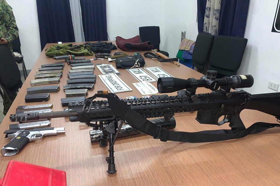 Hinihinalang gun-for-hire, nakuhanan ng mga baril sa checkpoint sa ... Hinihinalang gun-for-hire, nakuhanan ng mga baril sa checkpoint sa ...