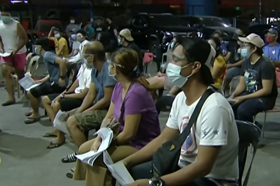 Pamimigay ng ayuda sa ilang parte sa Maynila, inabot muli ng hatinggabi ... Pamimigay ng ayuda sa ilang parte sa Maynila, inabot muli ng hatinggabi ...