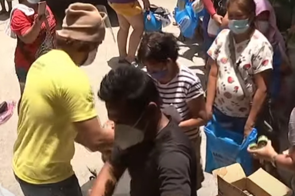 Nasa 100 pamilyang nasunugan sa Malabon tinulungan | ABS-CBN News Nasa 100 pamilyang nasunugan sa Malabon tinulungan | ABS-CBN News