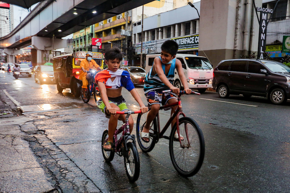 Mga batang edad 5 pataas puwede nang lumabas pero bawal sa malls | ABS ... Mga batang edad 5 pataas puwede nang lumabas pero bawal sa malls | ABS ...
