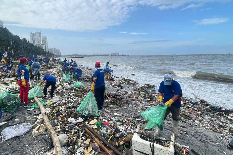 Tone-toneladang basura narekober sa pagbaha sa Metro Manila | ABS-CBN News Tone-toneladang basura narekober sa pagbaha sa Metro Manila | ABS-CBN News