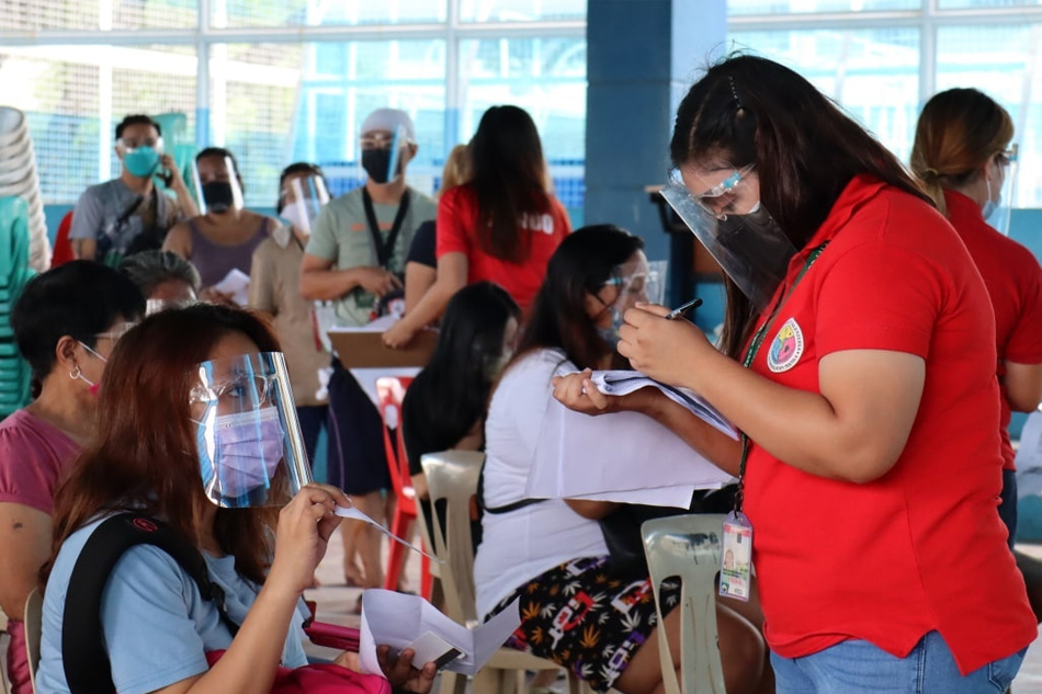 Ilang benepisyaryo, LGU may nakitang ilang hamon sa pamimigay ng ECQ ... Ilang benepisyaryo, LGU may nakitang ilang hamon sa pamimigay ng ECQ ...