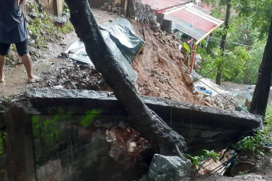 Ilang pagguho ng lupa naitala sa Olongapo City sa kasagsagan ng ulan ... Ilang pagguho ng lupa naitala sa Olongapo City sa kasagsagan ng ulan ...