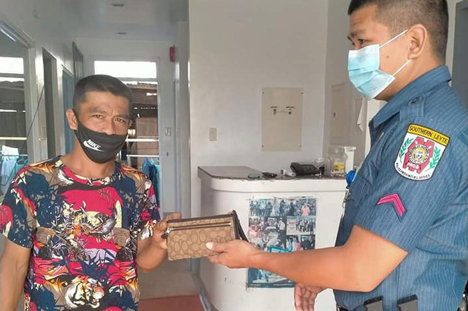 Magsasakang nagsauli ng napulot na wallet hinangaan | ABS-CBN News Magsasakang nagsauli ng napulot na wallet hinangaan | ABS-CBN News