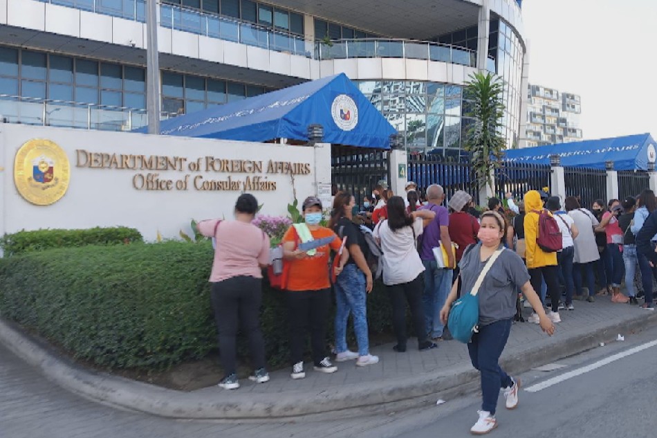 Mga kumukuha ng passport dumagsa sa DFA Aseana | ABS-CBN News Mga kumukuha ng passport dumagsa sa DFA Aseana | ABS-CBN News