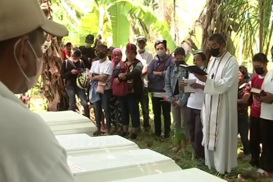 Mga nasawi sa landslide, inilibing sa mass grave sa Maguindanao del ... Mga nasawi sa landslide, inilibing sa mass grave sa Maguindanao del ...