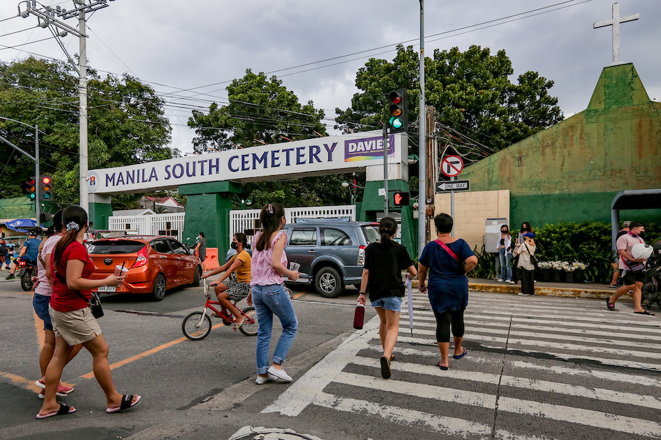 Nasa 16500 Dumagsa Sa Manila South Cemetery Abs Cbn News