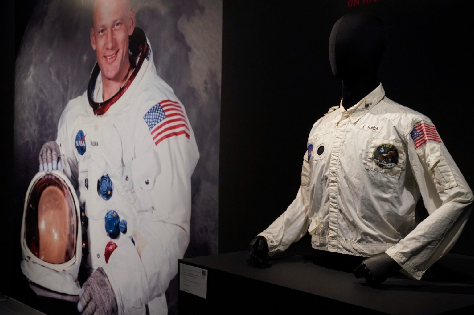 Buzz Aldrins Apollo 11 Jacket Sold For 2 7 M Abs Cbn News