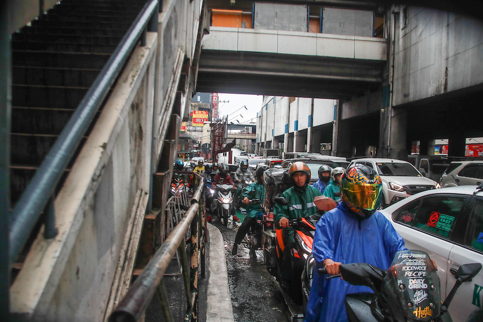 Pagsilong nang matagal sa overpass, bawal na: MMDA | ABS-CBN News Pagsilong nang matagal sa overpass, bawal na: MMDA | ABS-CBN News
