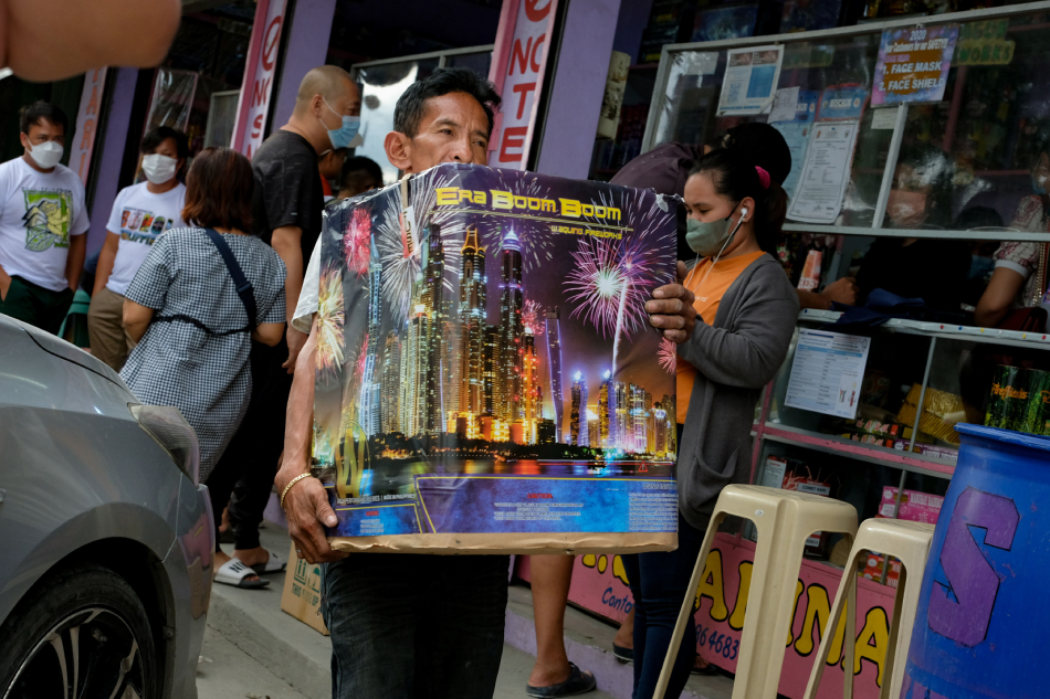 Mga awtoridad nag-inspeksiyon sa tindahan ng mga paputok sa Bulacan ... Mga awtoridad nag-inspeksiyon sa tindahan ng mga paputok sa Bulacan ...