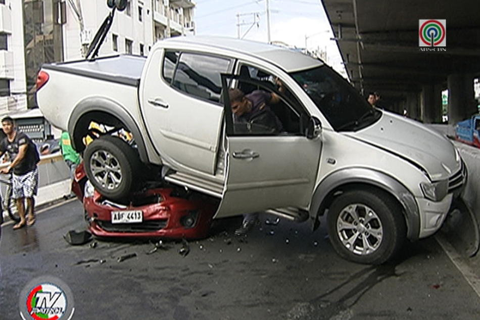 8 sasakyan, nagkarambola sa Kalayaan Flyover | ABS-CBN News 8 sasakyan, nagkarambola sa Kalayaan Flyover | ABS-CBN News