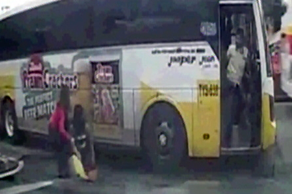 Viral Pasahero Muntik Magulungan Pagbaba Ng Bus Abs Cbn News