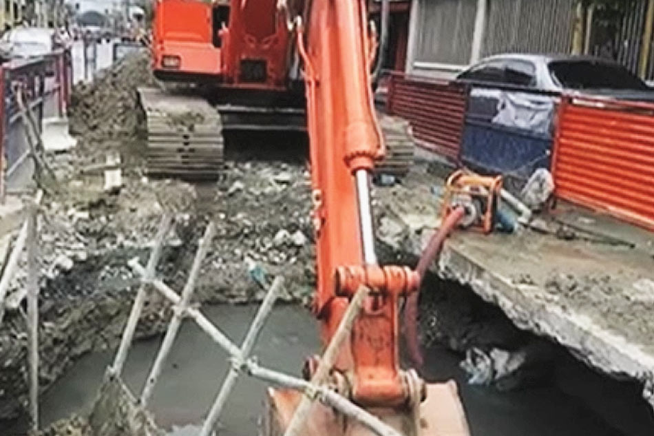Proyekto ng DPWH, ginawang swimming pool ng mga bata | ABS-CBN News Proyekto ng DPWH, ginawang swimming pool ng mga bata | ABS-CBN News