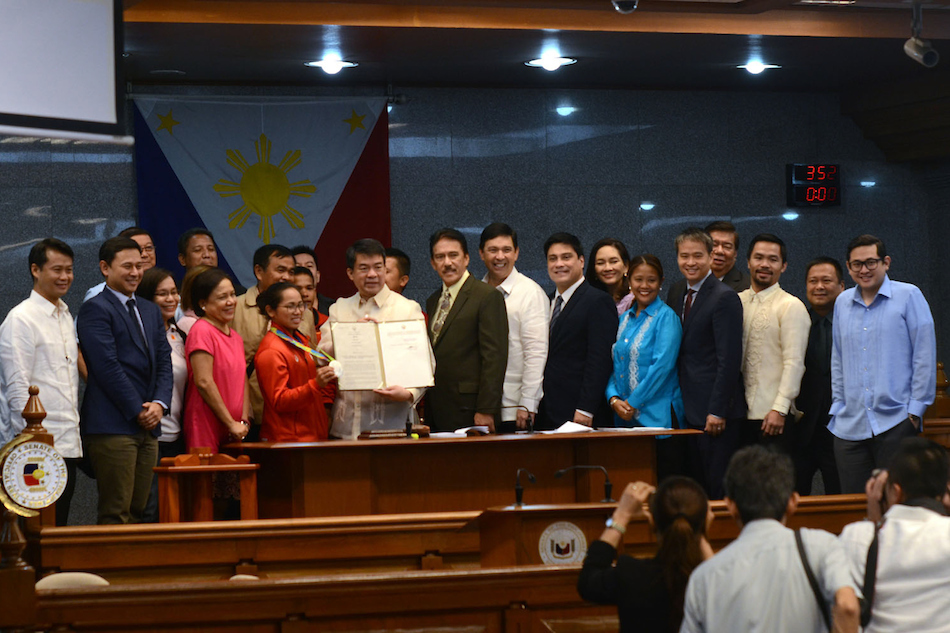 Senate honors Hidilyn Diaz for Rio success | ABS-CBN News Senate honors Hidilyn Diaz for Rio success | ABS-CBN News